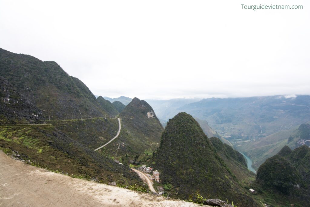 The Ha giang loop tour included Ban Gioc waterfall 1 week